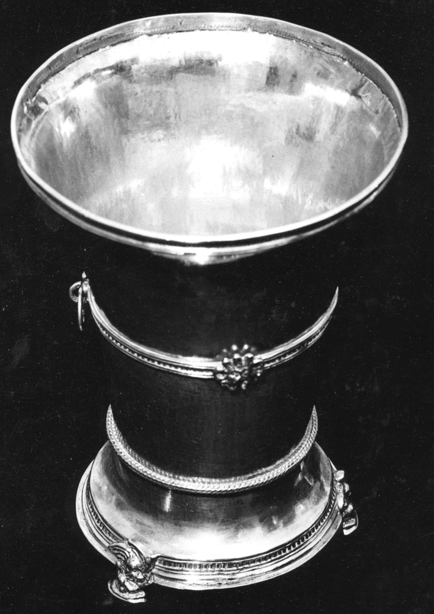 Staup i sølv med engleføtter, antagelig fra første del av 1600-tallet ...