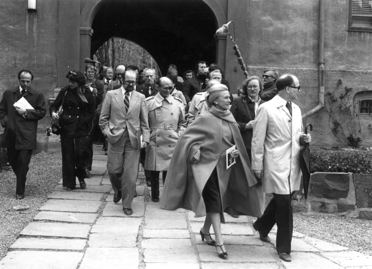 Israels utenriksminister Moshe Dyan besøker Norsk Folkemuseum i 1978 ...