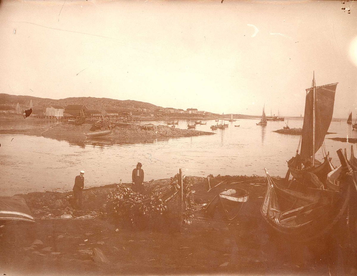 Gamvik fiskevær, Finnmark, med båter, brygger, garn og hus. - Norsk ...