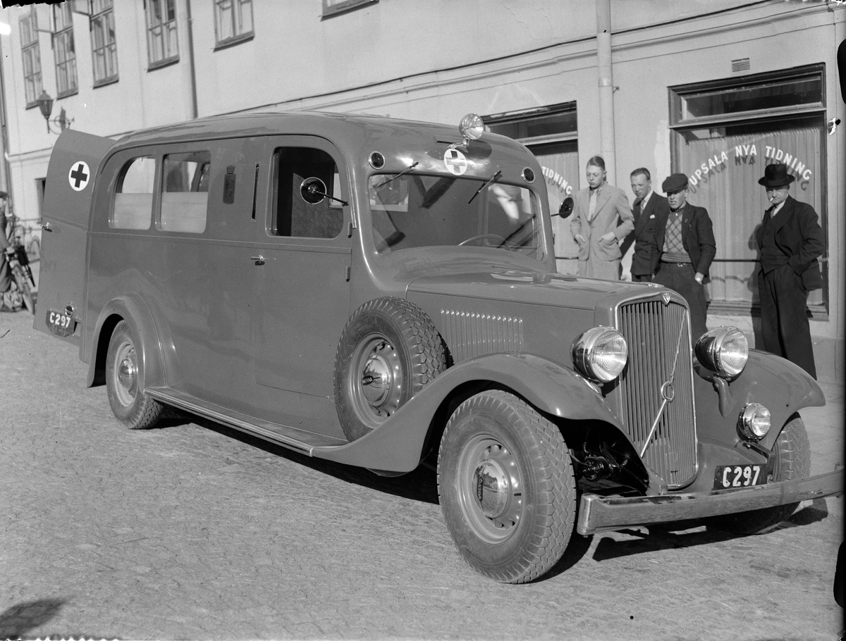 Ambulans på Gamla Torget i Uppsala 1938 - Upplandsmuseet / DigitaltMuseum