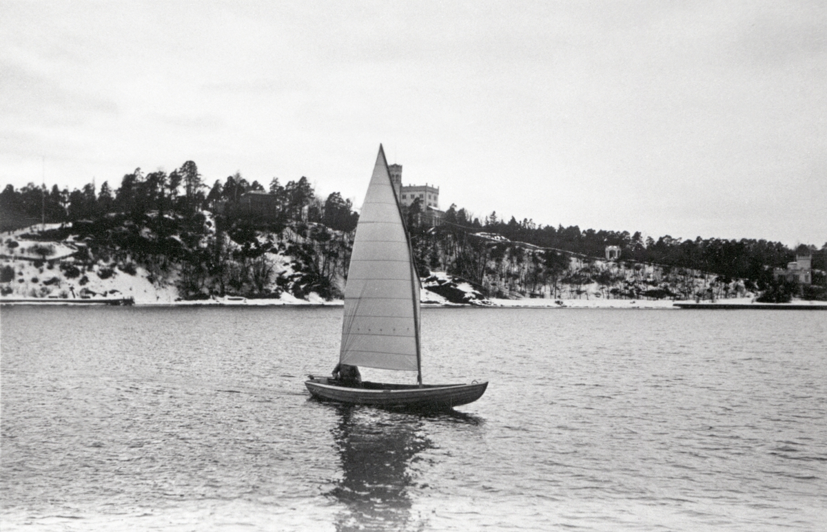 Oslojolle i Frognerkilen, med Oscarshall i bakgrunnen ...