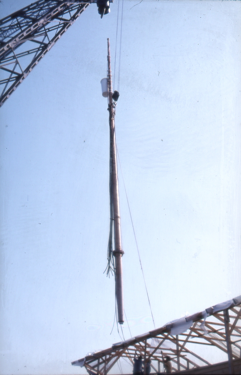 Masten løftes på plass av flytekran fra Oslo havnevesen, under ...