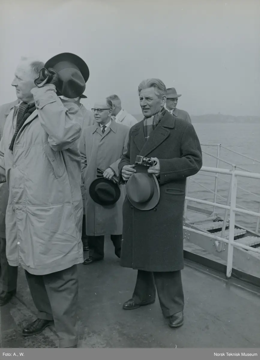 Menn på dekk under prøvetur med tankeren M/S Anna Odland, B/N 521 ...