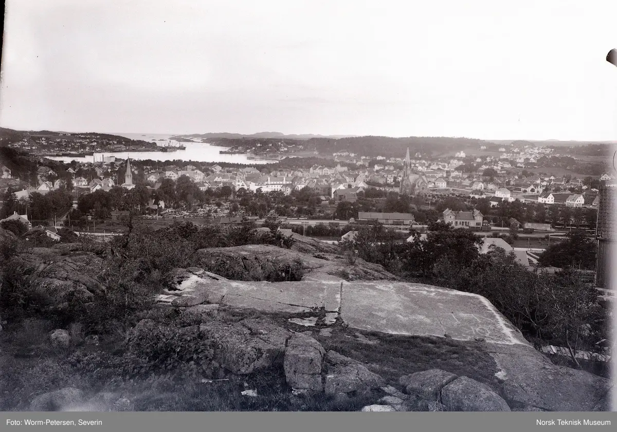 Sandefjord, panorama fra åsside ned mot Sandefjord jernbanestasjon ...