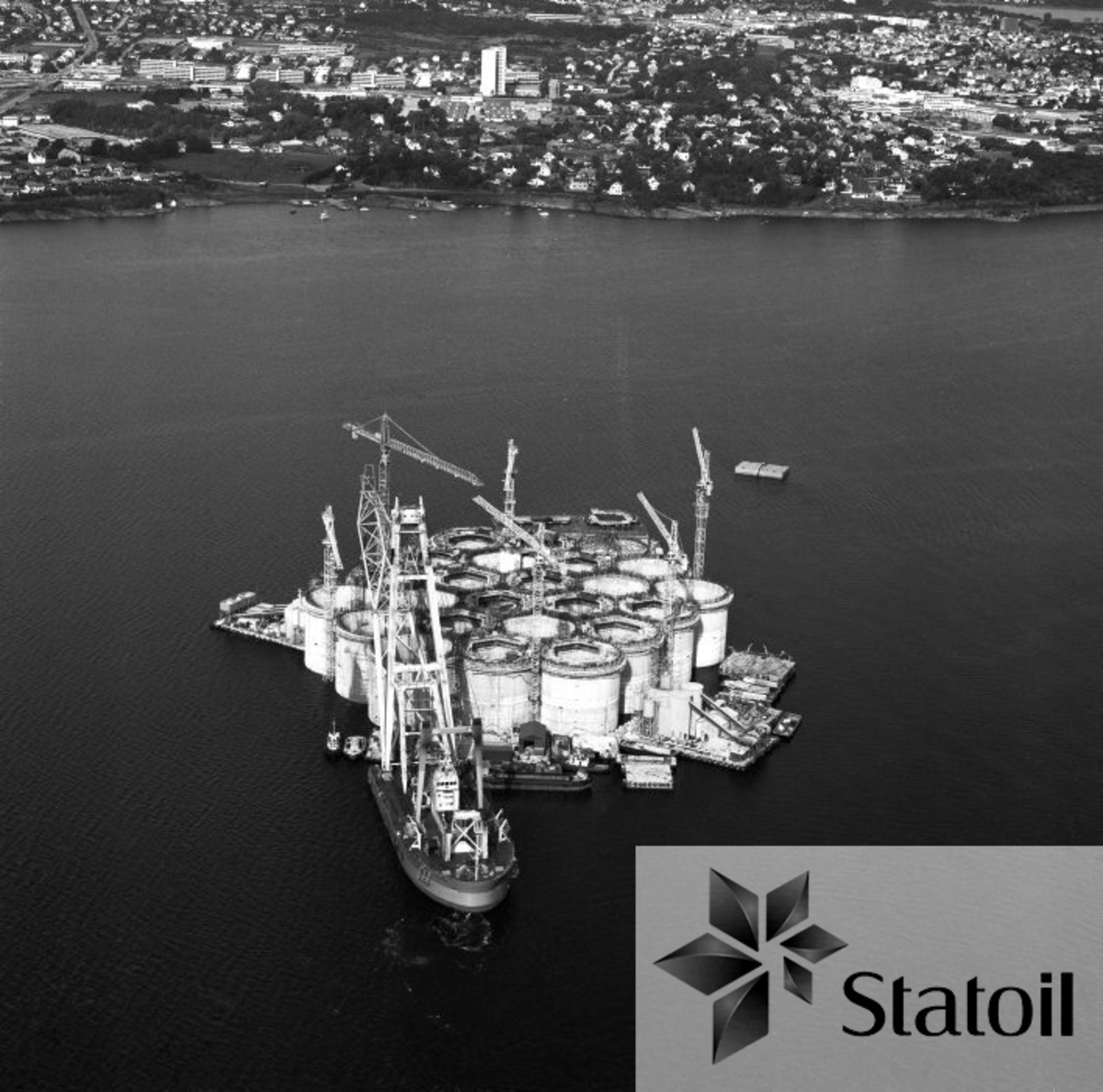 Betongkonstruksjonen til Statfjord C er under bygging i Gandsfjorden ...
