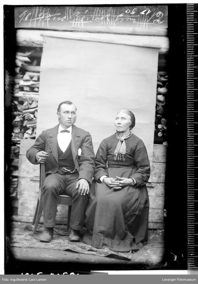 Portrett av sittende mann og kvinne. - Levanger Fotomuseum / DigitaltMuseum