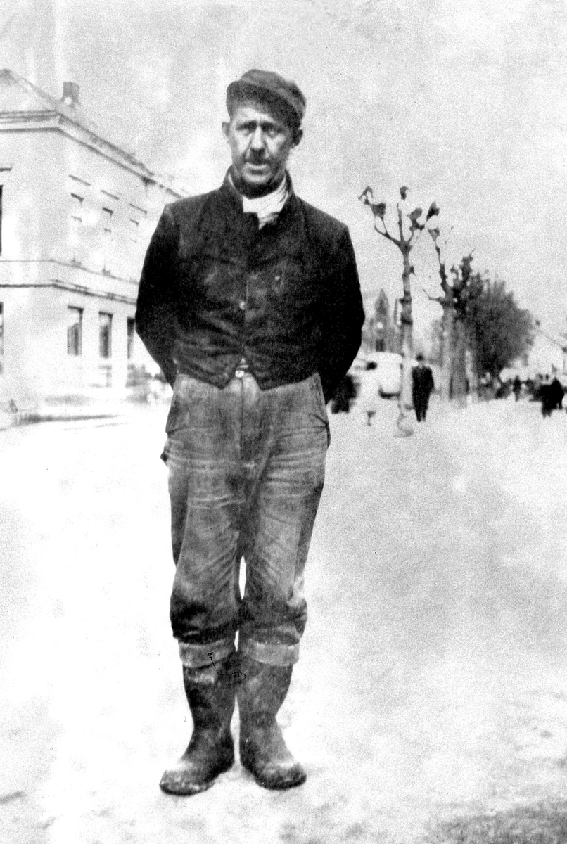 Bilder av reisende (tatere). Mann med slagstøvler. - Telemark Museum ...