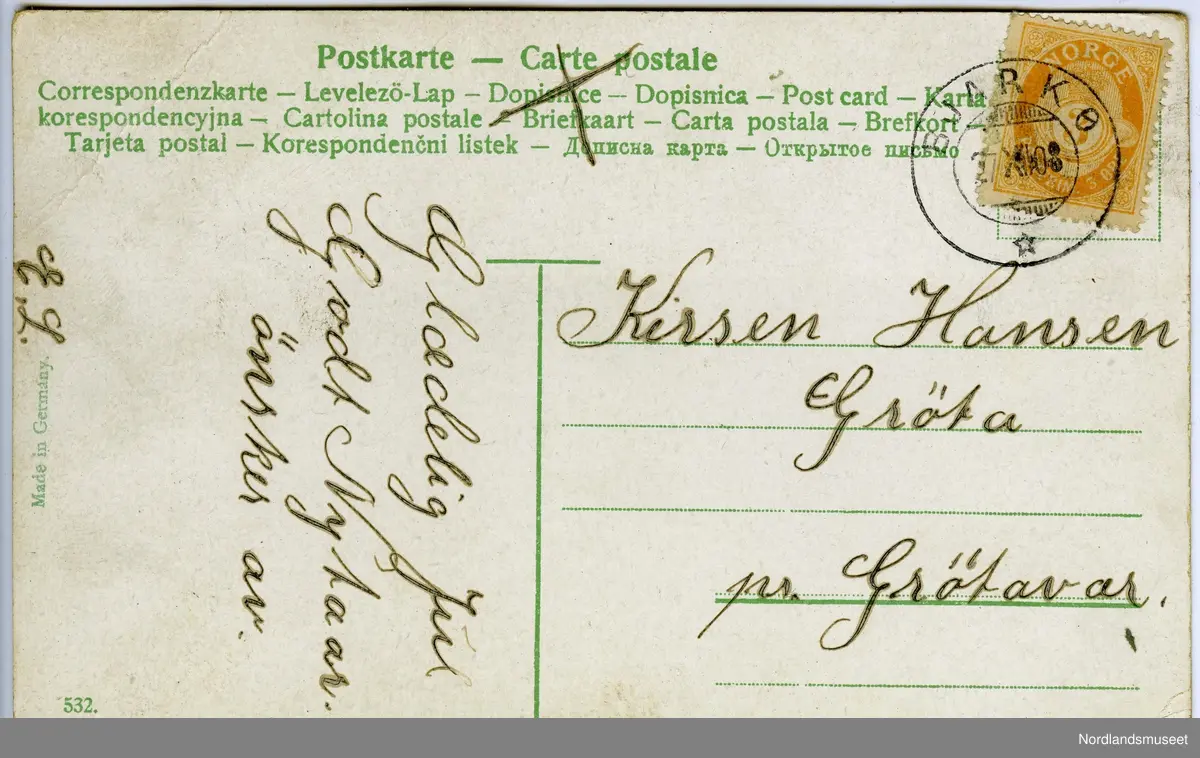 Postkort med bilde av jente og hund inne i ei stue. Jenta lener seg på ...