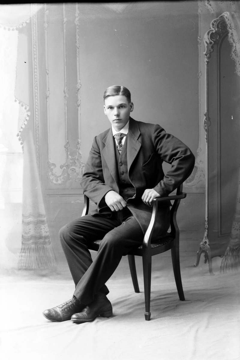 Studioportrett av en mann sittende på en stol. - Sør-Troms Museum ...
