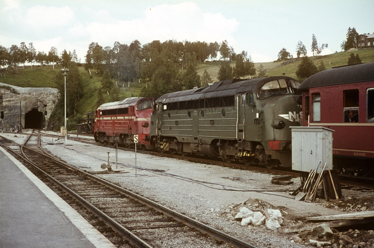 Tog til Trondheim over Dovre på Dombås stasjon. Toget trekkes av to ...