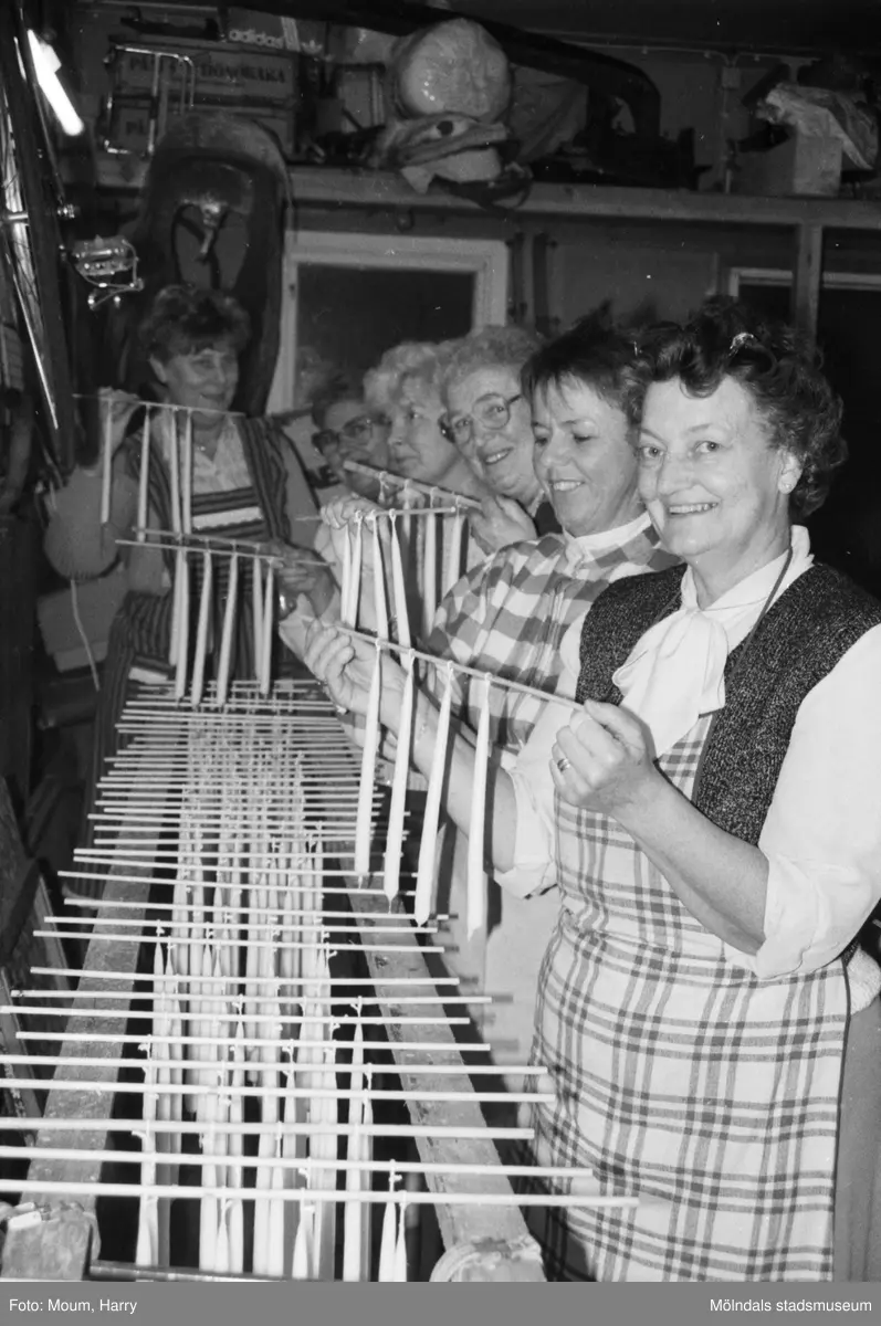 Ljusstöpning i garage på Floravägen i Lindome, år 1984. "Dorothy ...