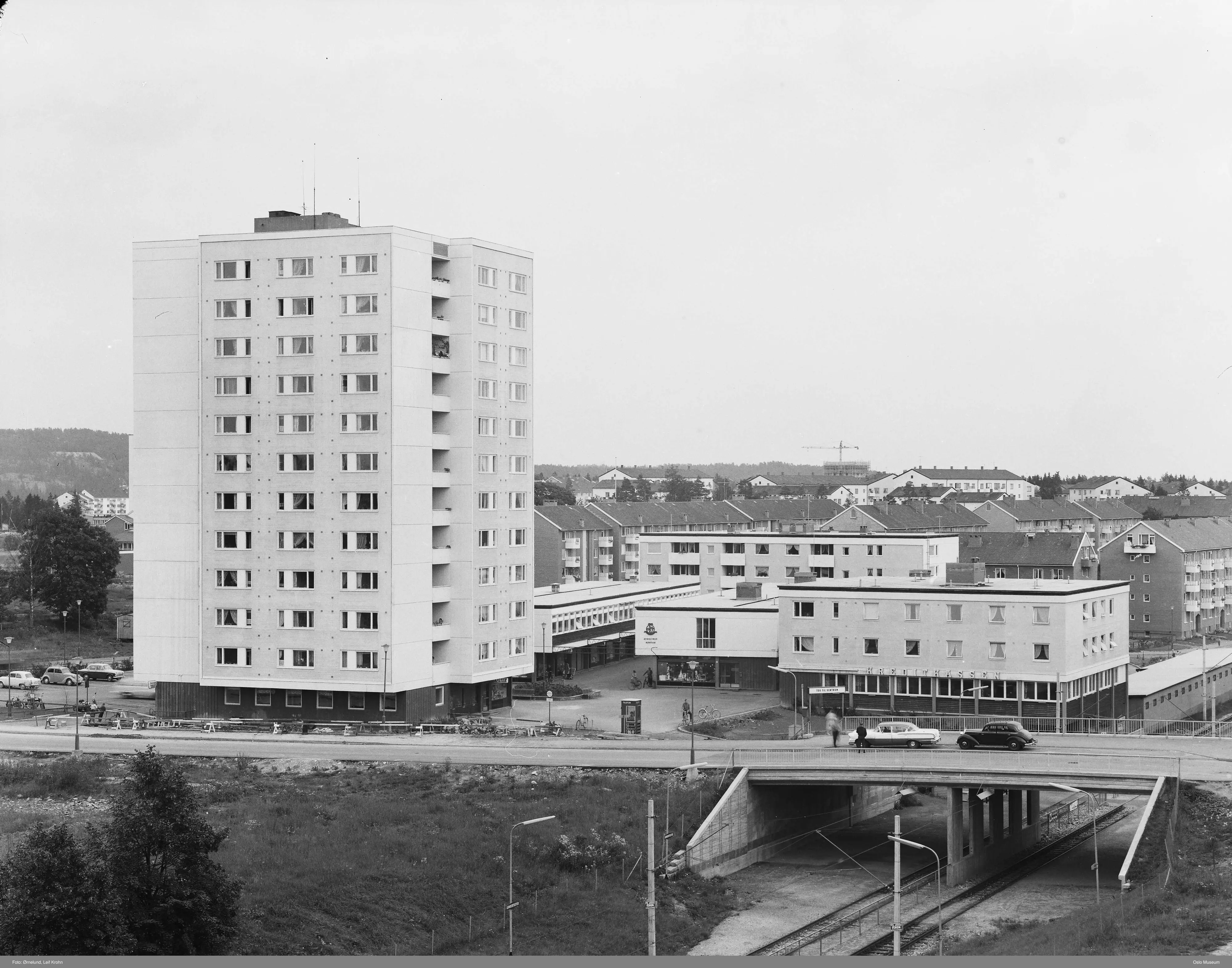 Lambertseter senter, forretningsbygg, boligblokker, mennesker, T ...