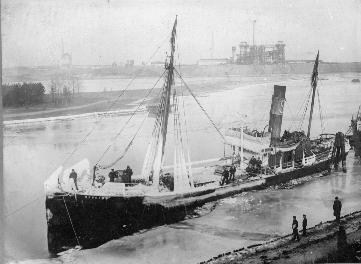 Dampskipet D/S "Resolut" fra Haugesund forankret intill et isflak ...