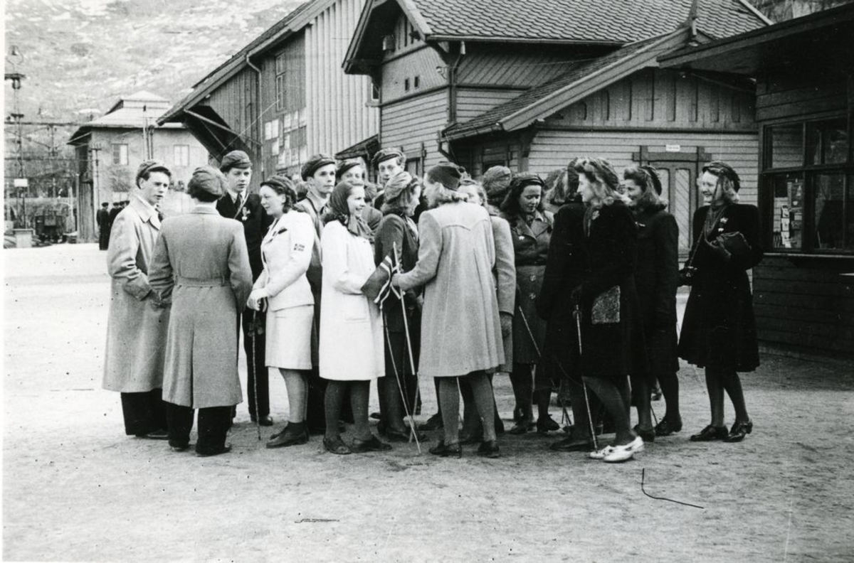Narvik stasjon.Russ?.Helt til jøyre står: Gerd Larsen. Jenta som ser ...