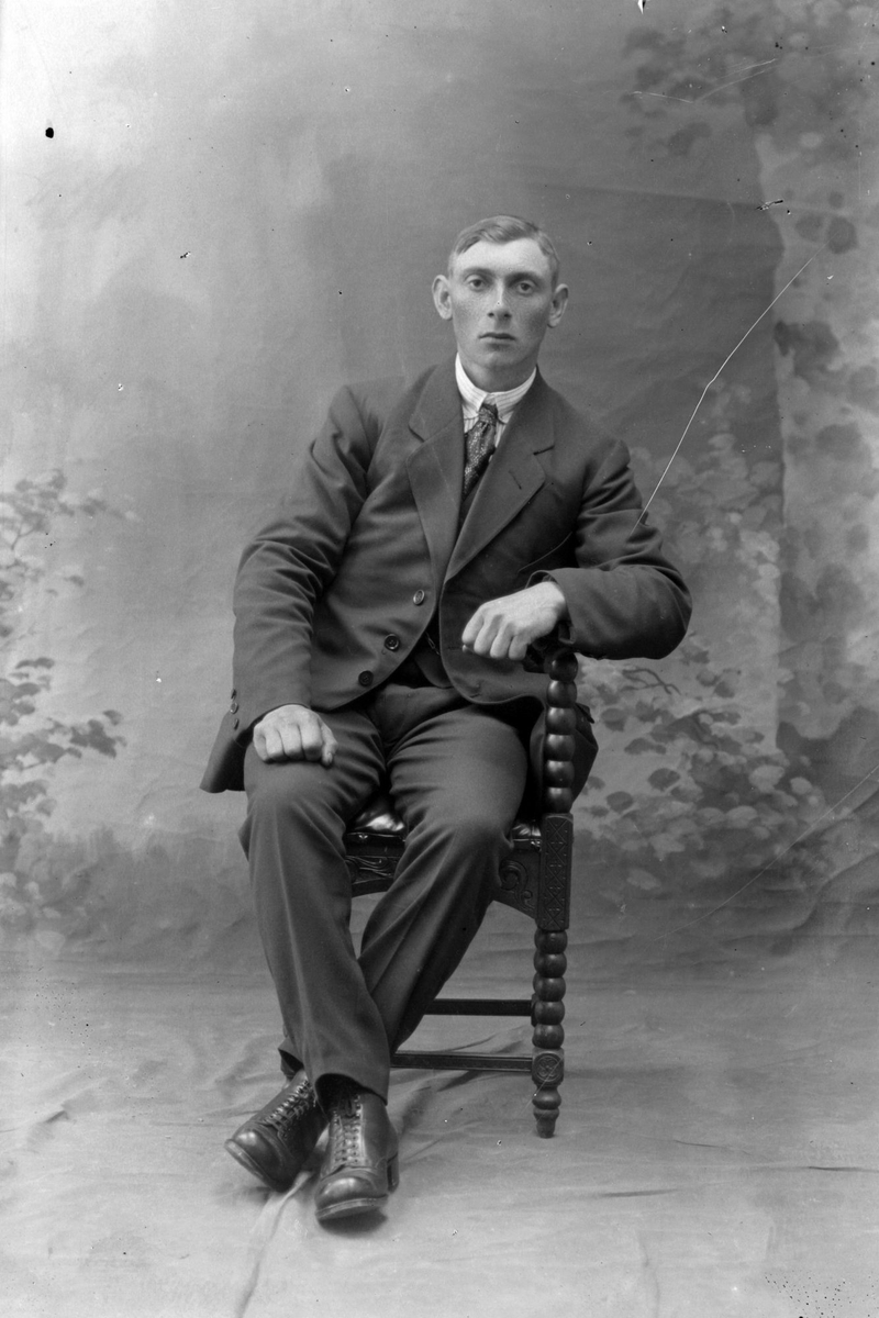 Studioportrett av en mann sittende på en stol. - Sør-Troms Museum ...