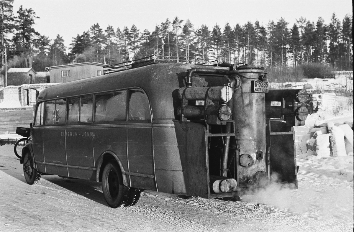 Storgata. Leiret, Elverum. Rutebuss med vedgassgenerator ...