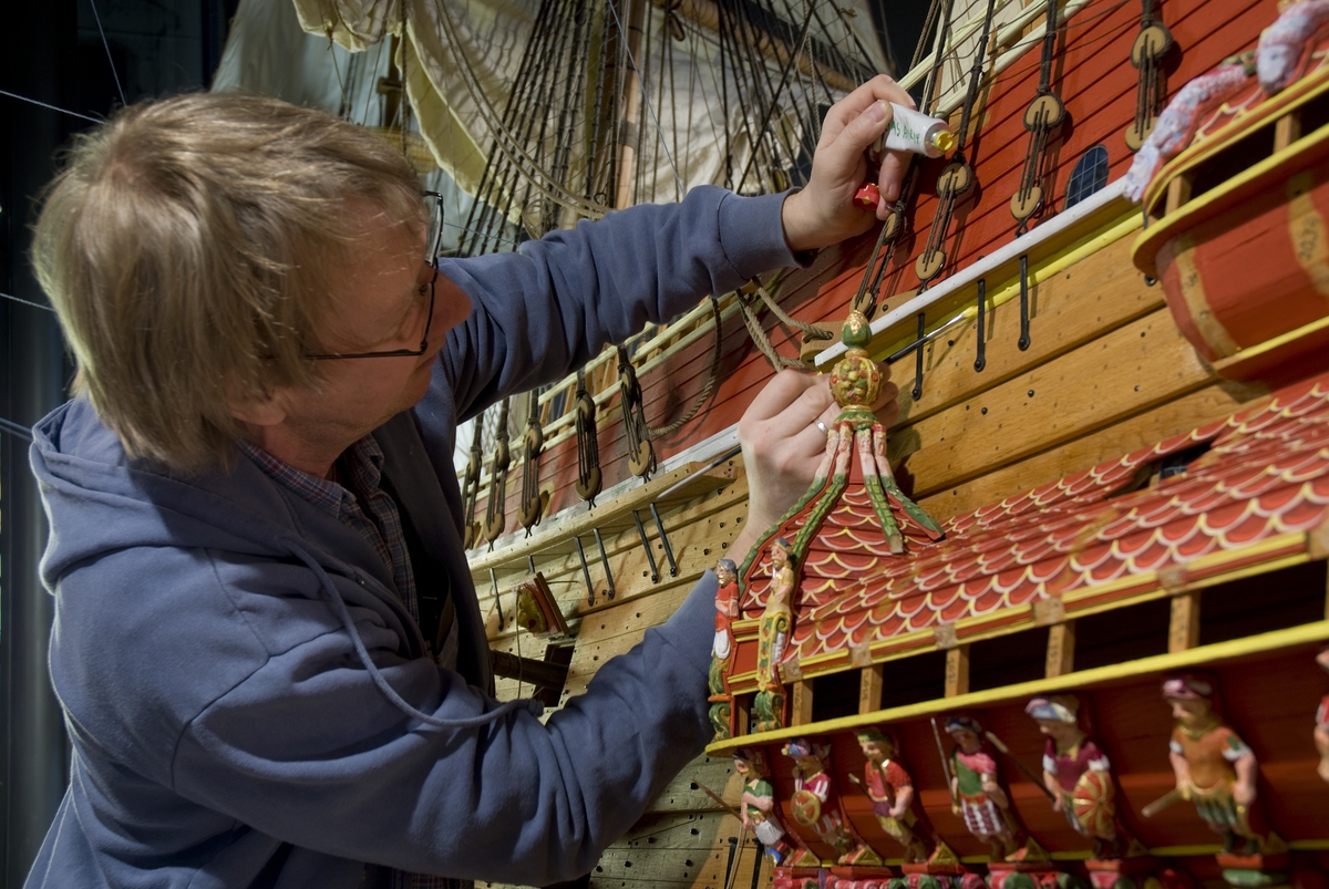 Modellbyggare Jan Claesson målar detaljer på Vasa-modellen ...