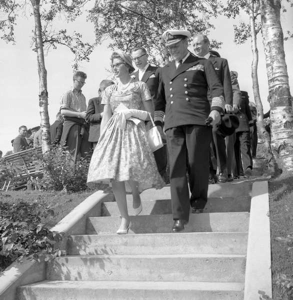 De kongelige, kong Olav og kromprinsesse Ragnhild, forlater Gulbransons ...