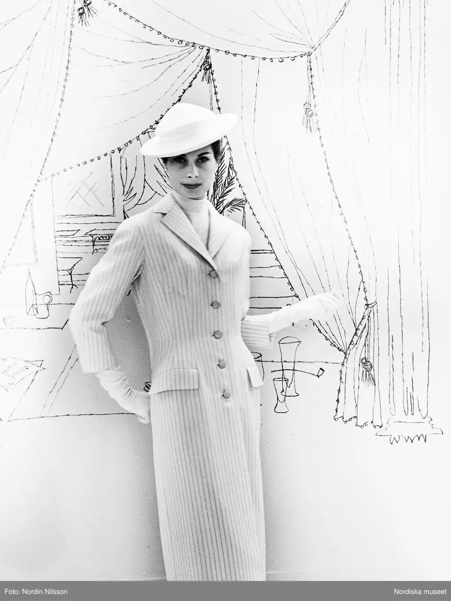 Modell i ljus, randig kappa, vit hatt och vita handskar. Tecknad ...