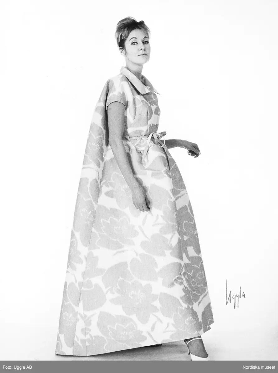 Modell i blommig klänning. Original Givenchy. - Nordiska museet ...