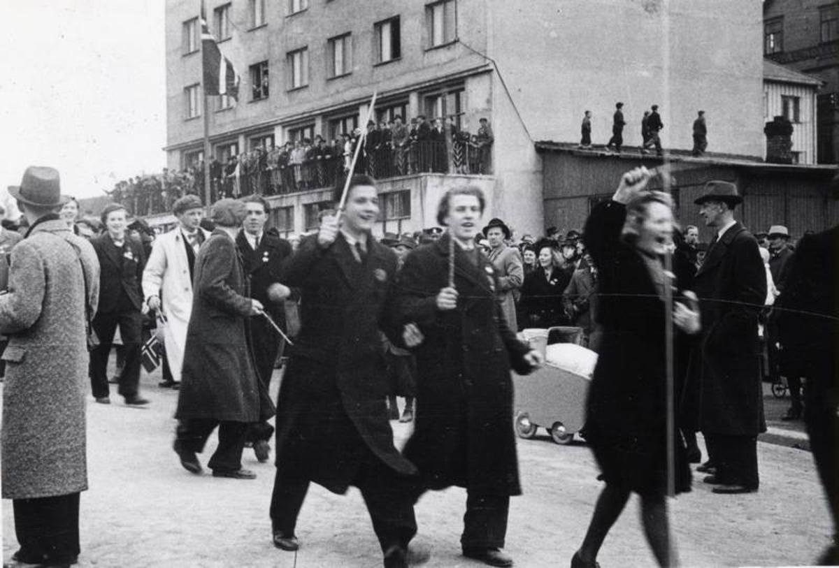 17.mai 1945. "Rødrussen" passerer Royal Hotell. Fremst: Gerd Larsen og ...