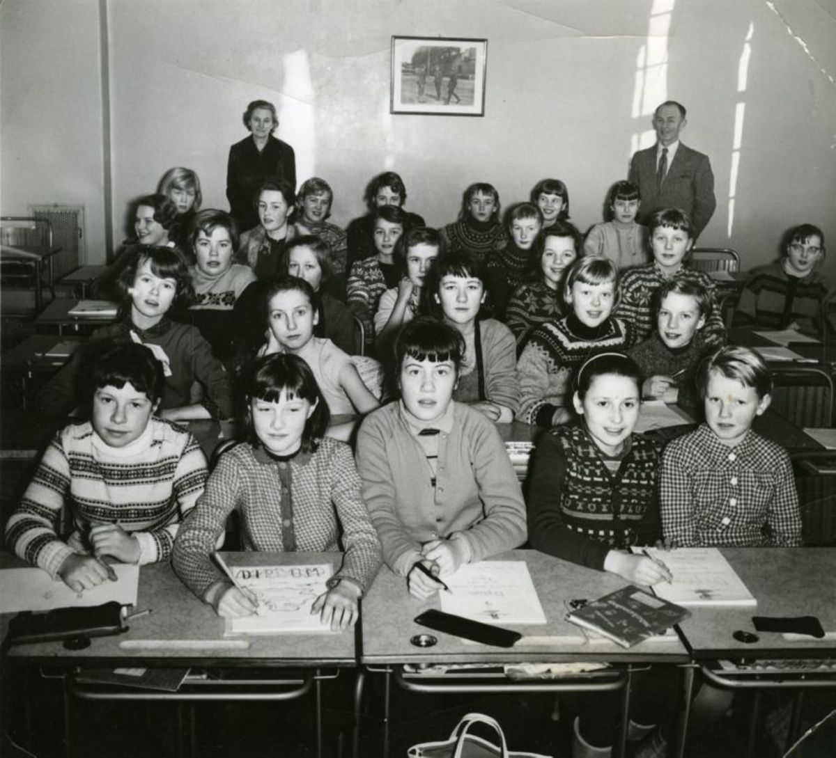 Villaveien skole 6D Lærere: Kleppe og fru Ecle Første rekke fra v: 1 ...