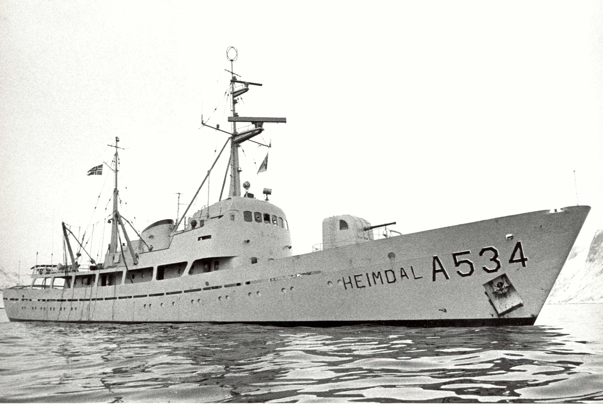 Motiv: Oppsynsskipet O/S HEIMDAL (A 534). Styrbord side - Forsvarets ...