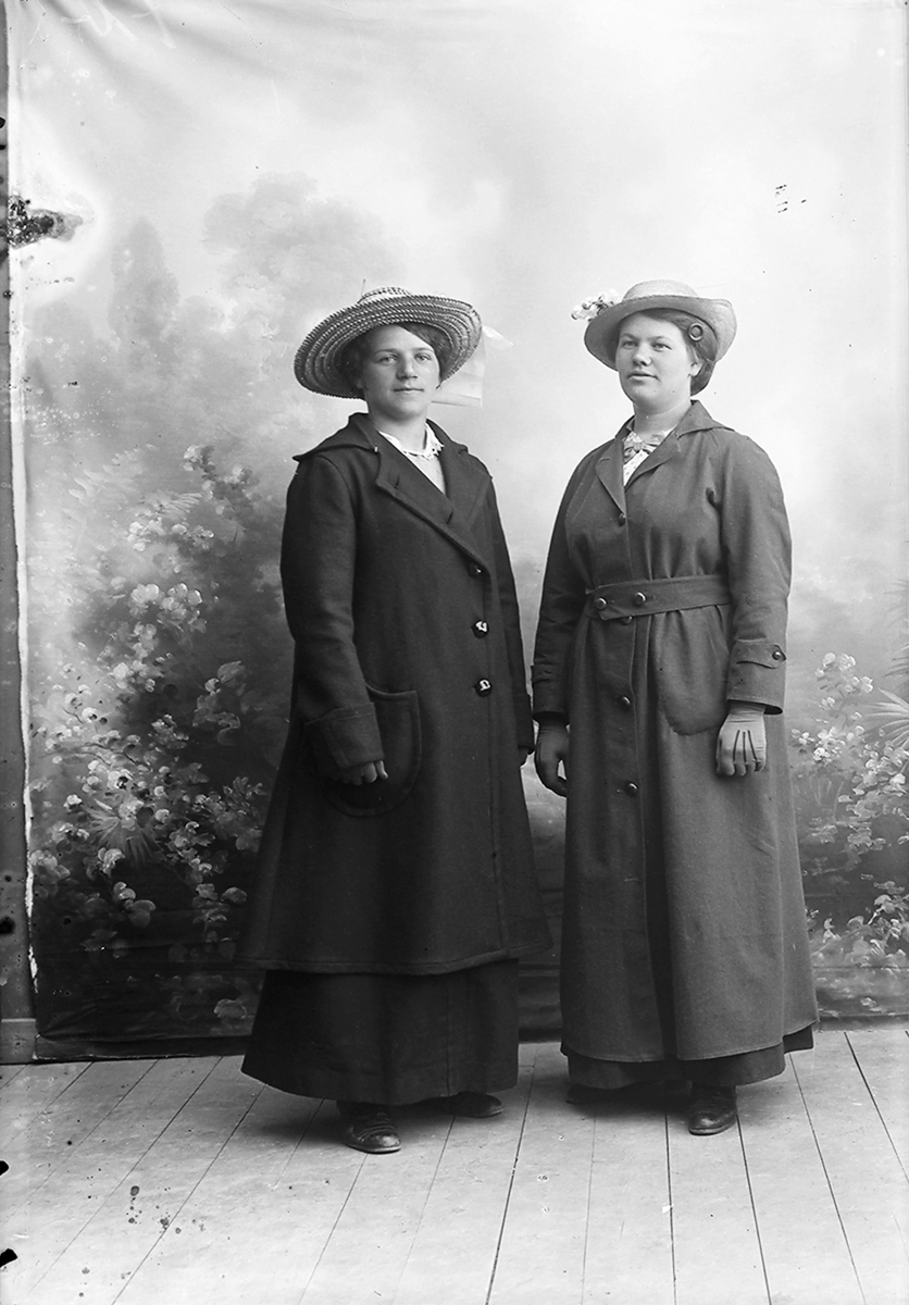 Portrett. Fra venstre: Søstrene Alma Isabella Josefine Olsen og Tora ...