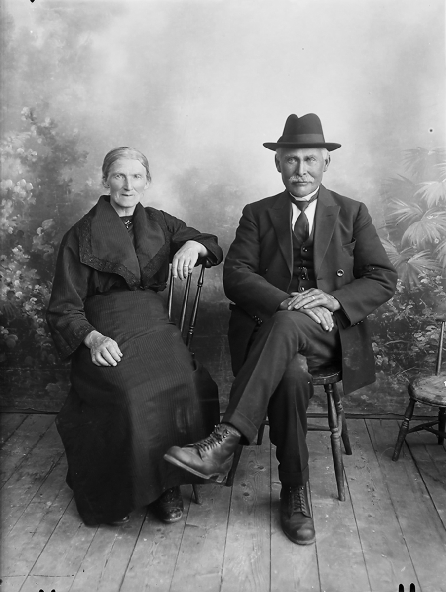 Portrett. Gildeskål. Sørfugløy. Edda Marie Andreasdtr. og John Eliassen ...