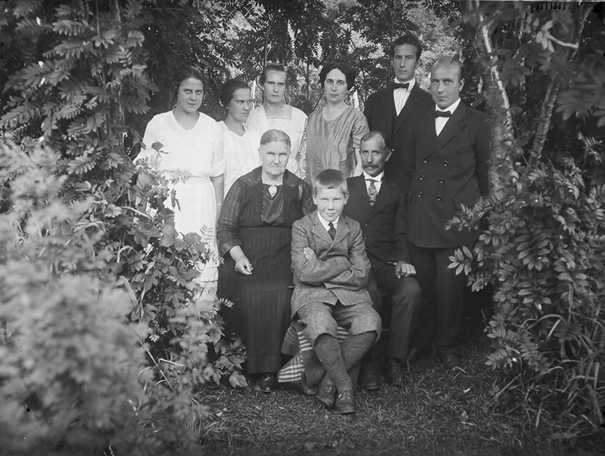 Gruppebilde. Gildeskål. Tingvoll. Familie. Bak fra v.: Hjørdis, Marie ...