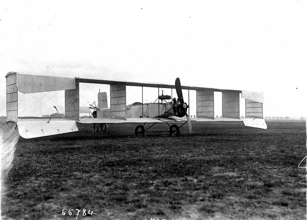 Ett fly på bakken, Voisin Canard. - Norsk Luftfartsmuseum / DigitaltMuseum
