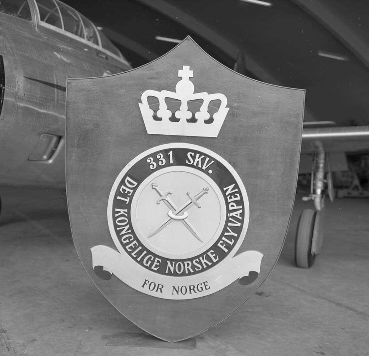Avduking av 331 skvadron's skvadronsmerke. - Norsk Luftfartsmuseum ...