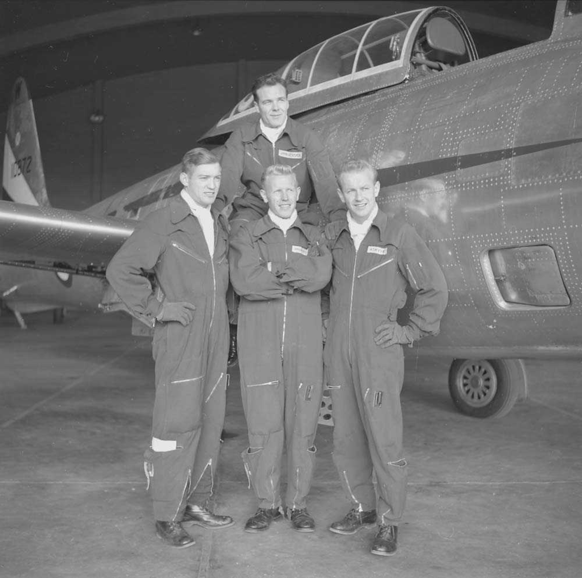 Akrobat-teamet på 331 skvadron, Bodø flystasjon. Flyet er en Republic F ...