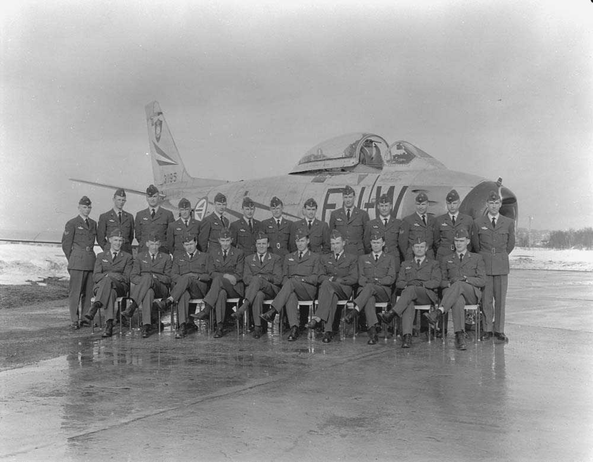 Gruppefoto av 331 skvadron, Bodø flystasjon. -#N# Norsk Luftfartsmuseum ...