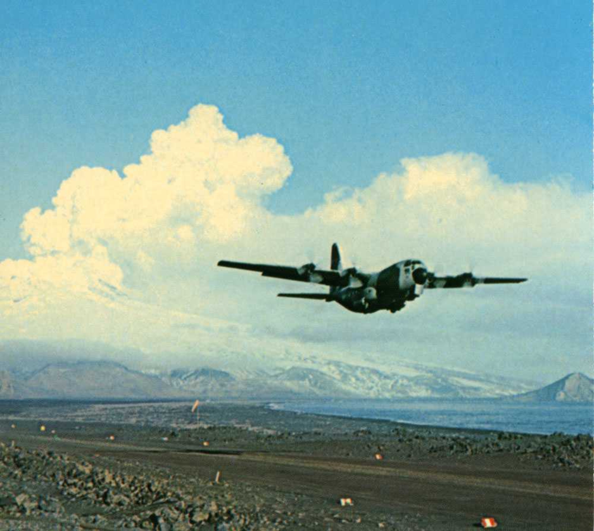 Postkort. Ett fly i luften like etter take-off, Hercules ...