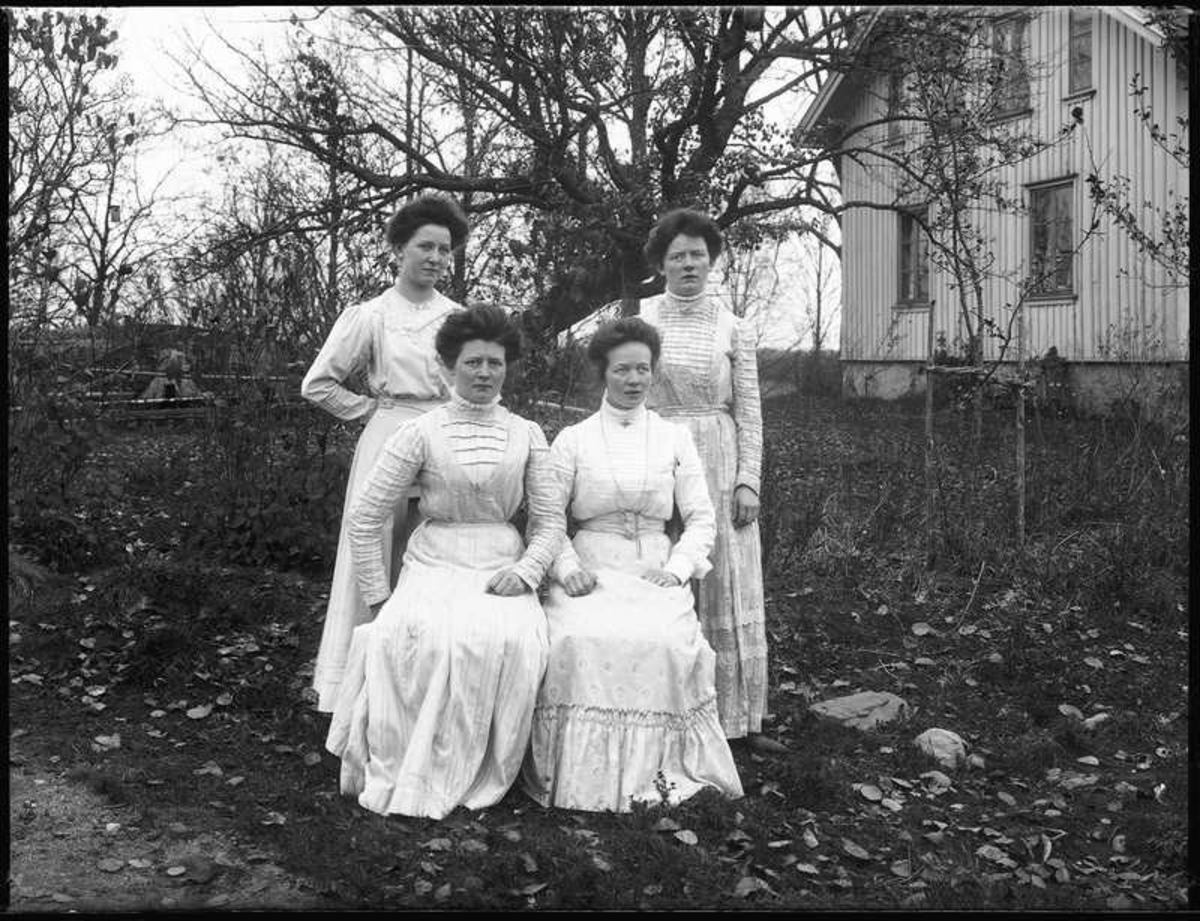 Carl Magnussons döttrar ca 1910. Olof Jonssons text: "Bräcke?" Enligt ...