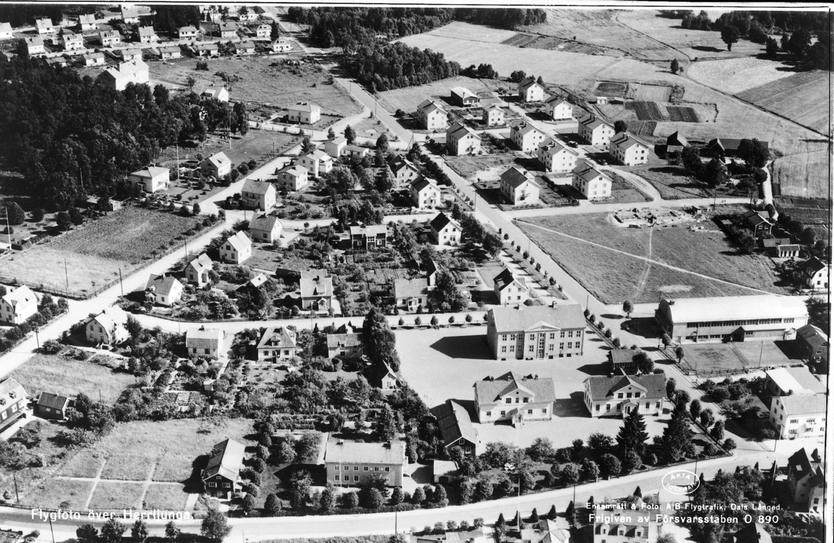 "Flygfoto över Herrljunga" - Vänersborgs museum / DigitaltMuseum