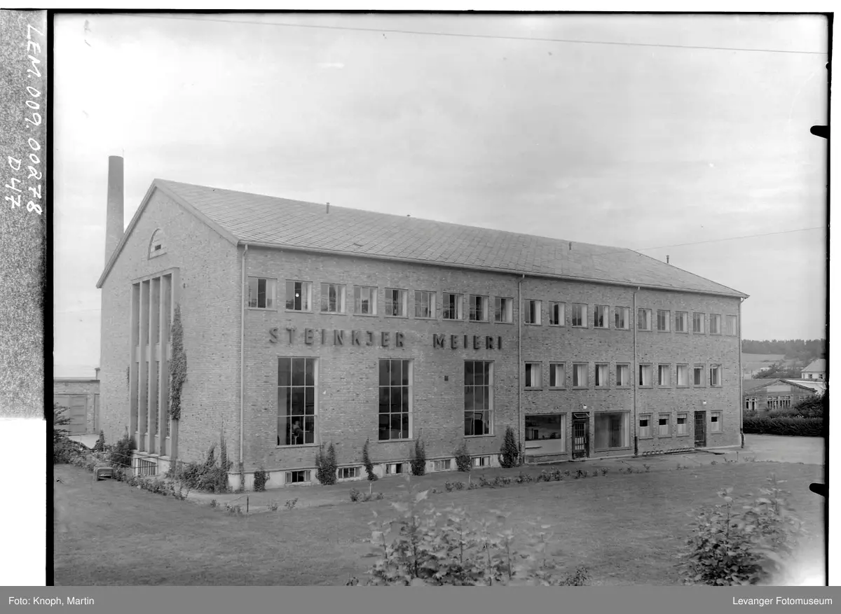 Steinkjer Meieri, med utsalg. - Levanger Fotomuseum / DigitaltMuseum