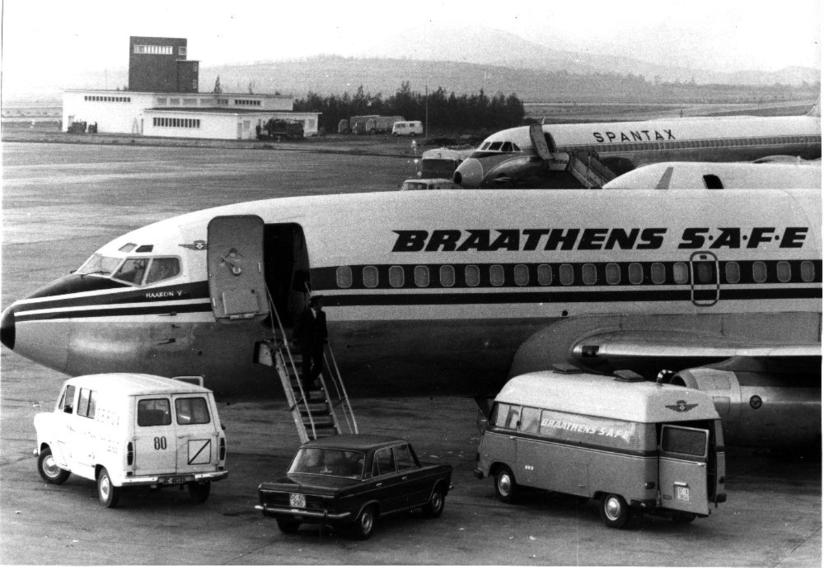 Lufthavn/Flyplass. Flere fly parkert på Las Palmas Airport. Et fly fra ... Lufthavn/Flyplass. Flere fly parkert på Las Palmas Airport. Et fly fra ...