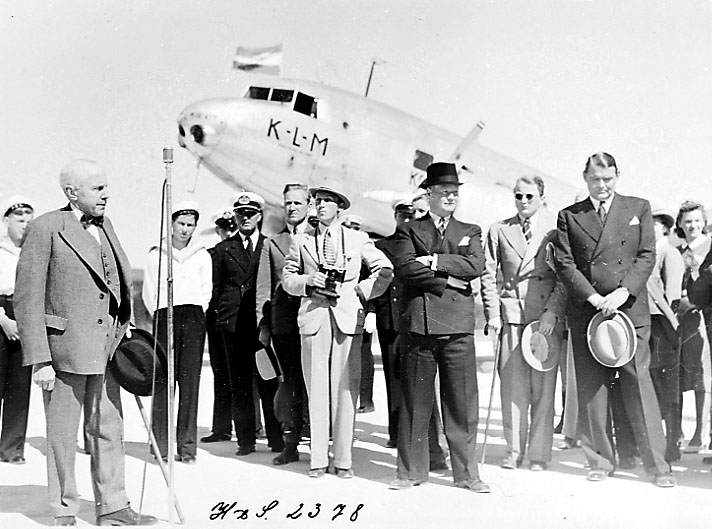 Lufthavn, portrett, flere personer foran et fly, DC-2 fra KLM. - Norsk ... Lufthavn, portrett, flere personer foran et fly, DC-2 fra KLM. - Norsk ...