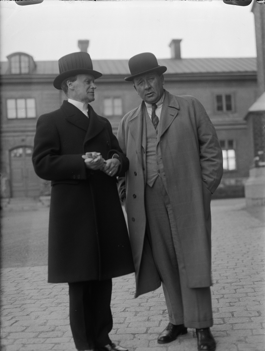 Ärkebiskop Erling Eidem och okänd man utanför Uppsala domkyrka, Uppsala ...