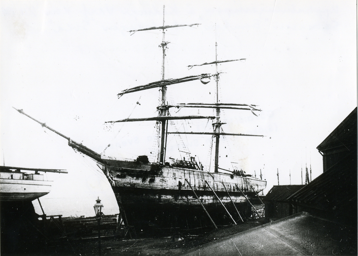 Briggen Svea av Timmernabben på slipen på Kalmar varv 4.11 1908. Till ...