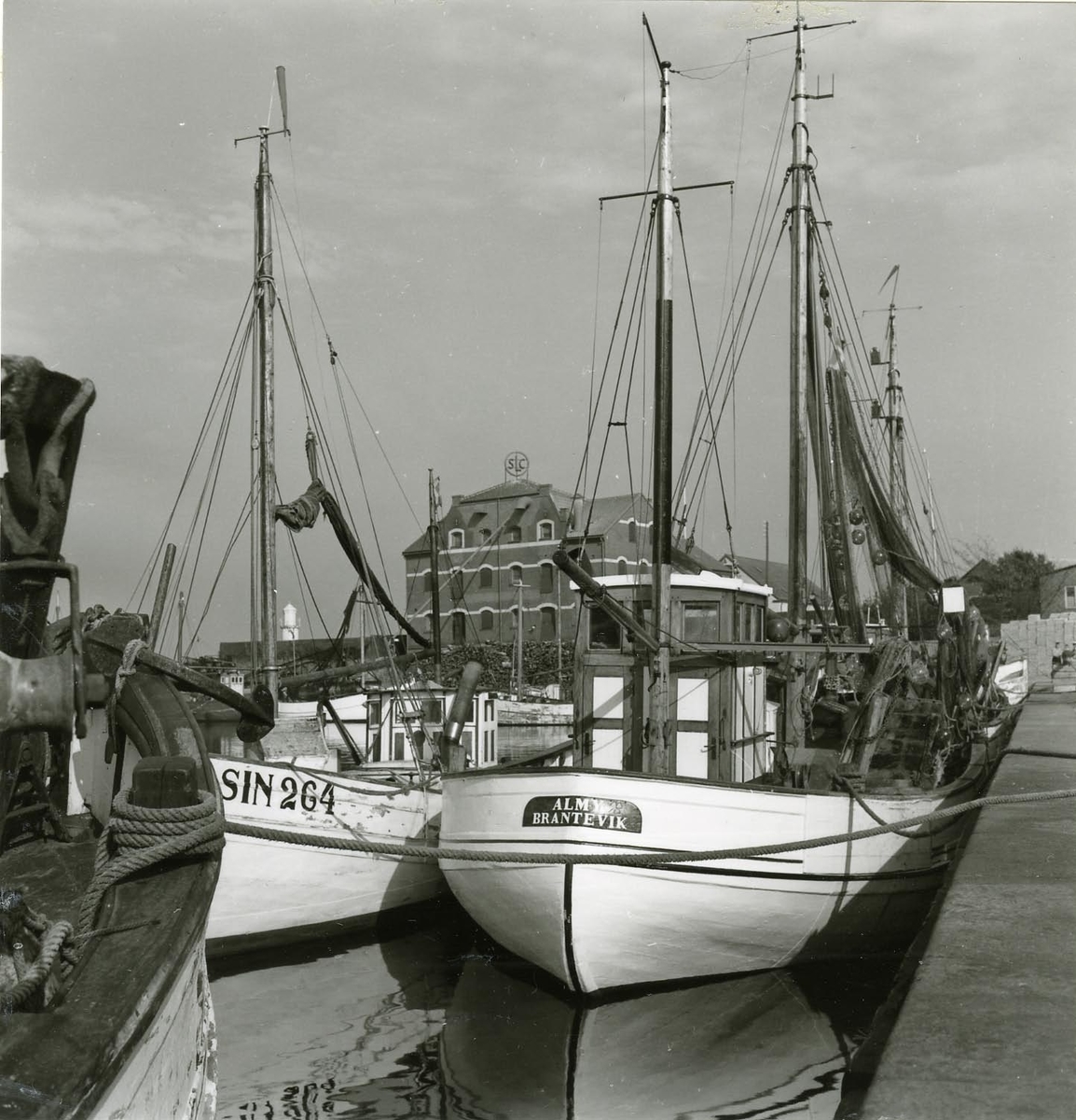 Från Simrishamns hamn, 1953. - Sjöhistoriska museet / DigitaltMuseum