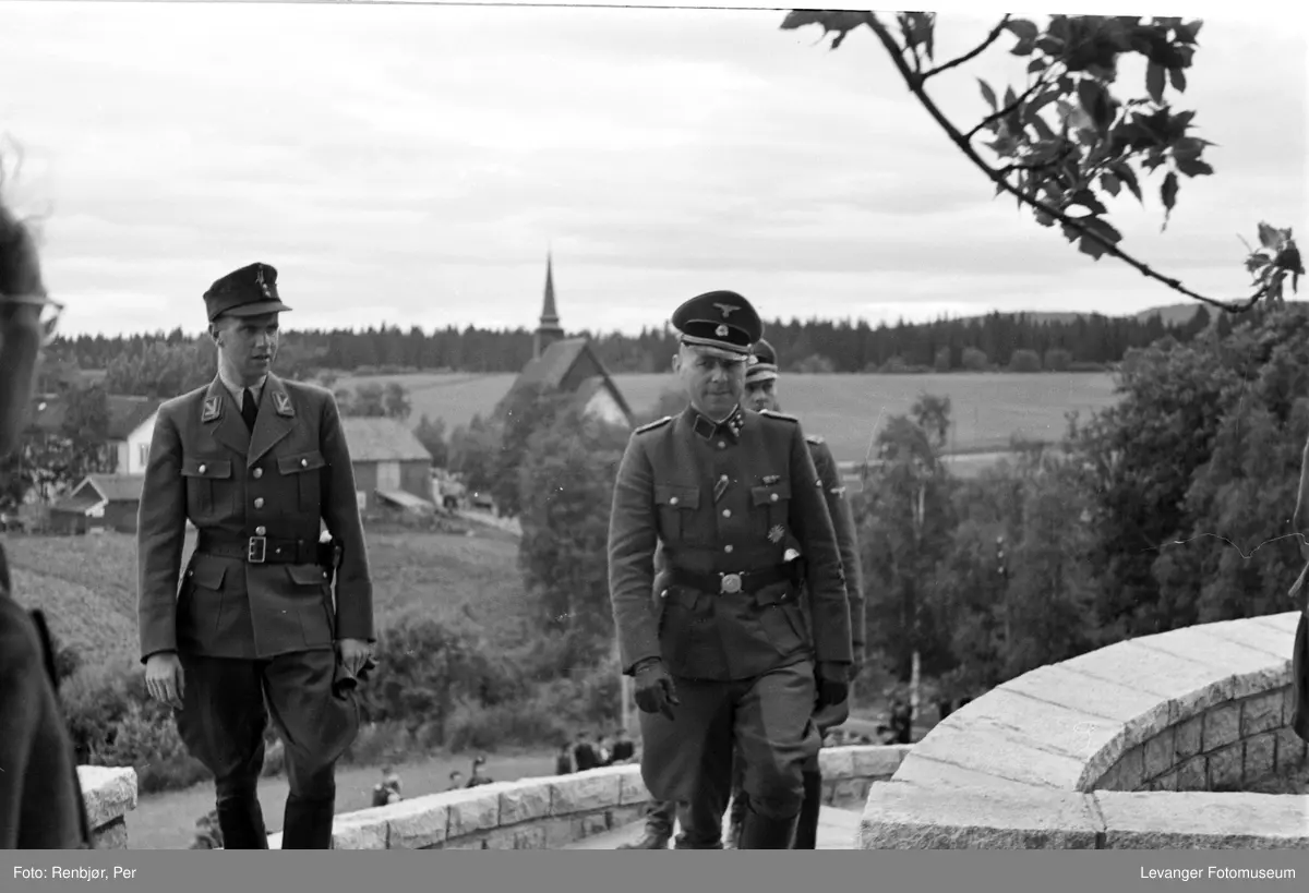 Fra Nasjonal Samlings stevne på Stiklestad i 1944, fra v. Henrik ...