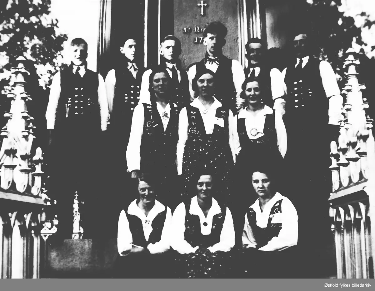 Skiptvet leikarring på Fredriksten i Halden 1935. Foran fra v.: Karen ...