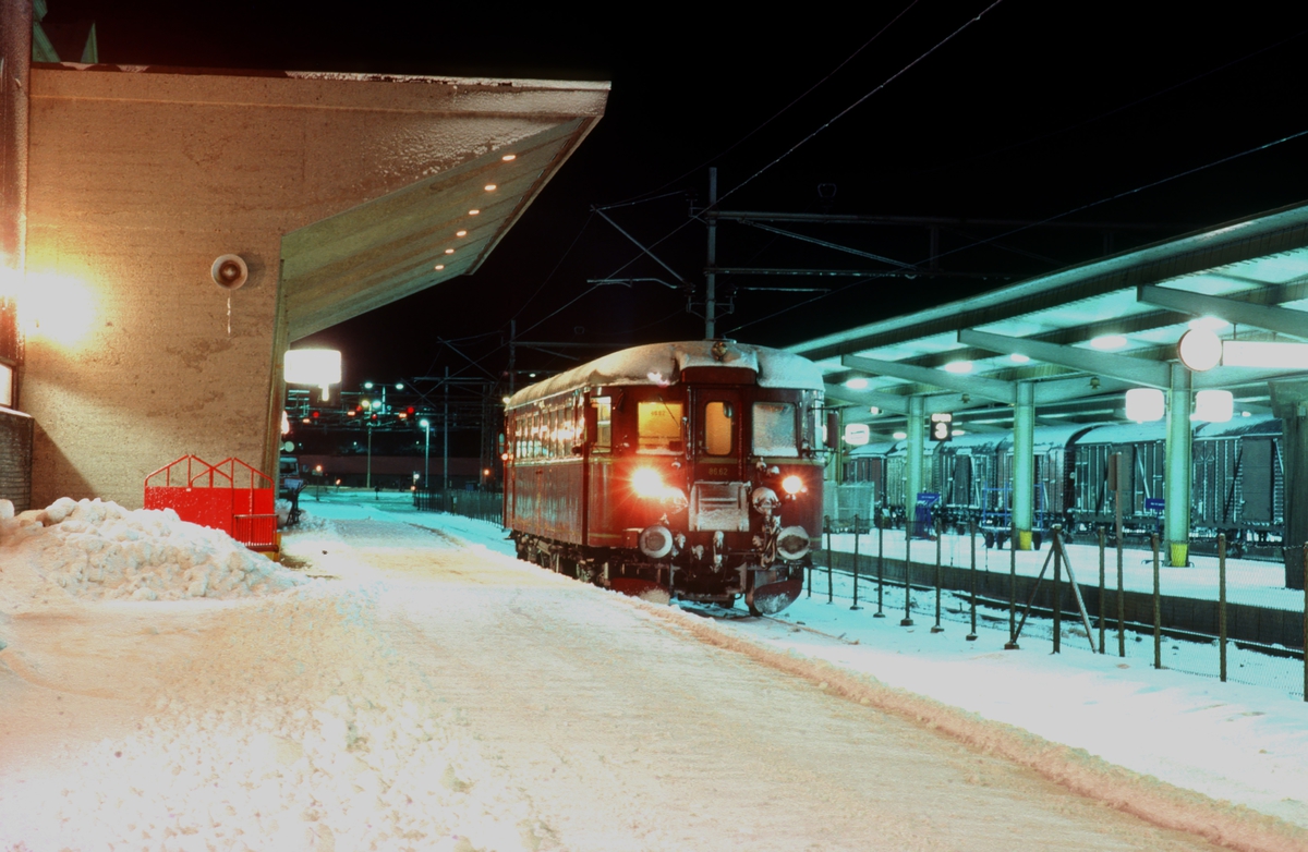 Lokaltog til Stjørdal med NSB motorvogn BM 86 62 på Trondheim stasjon ...