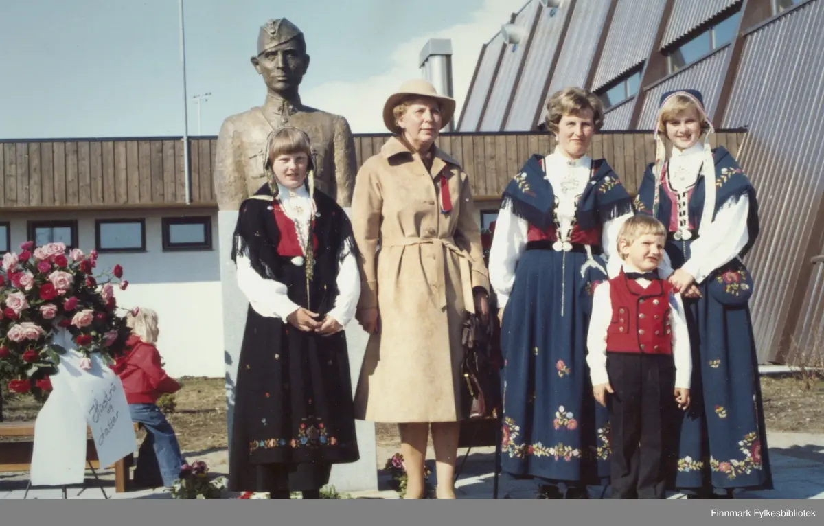 Etter avdukingen av Karl Rasmussens byste i Vadsø 17.mai 1978 ble hans ...