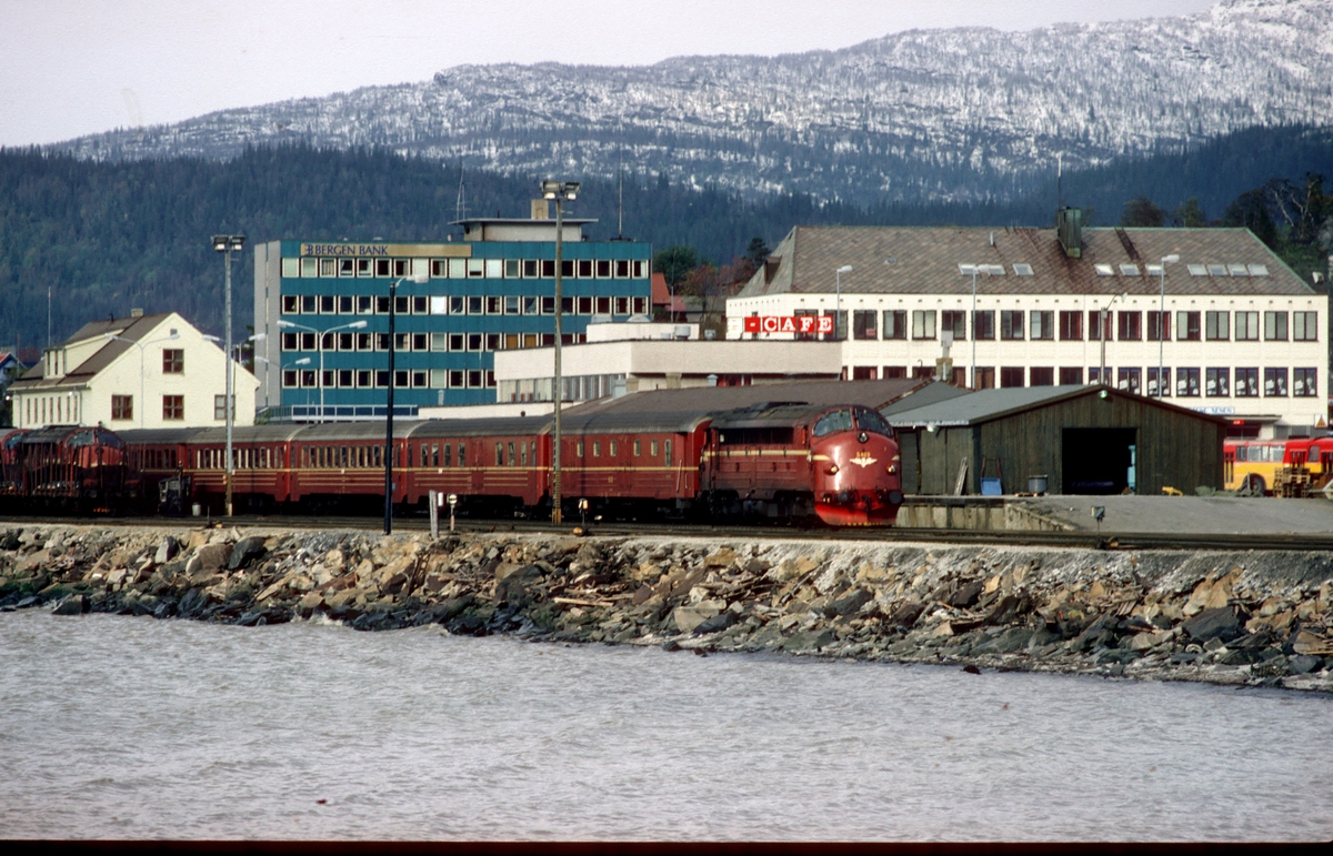 Sørgående daghurtigtog kjører ut fra Mo i Rana stasjon med NSB ...