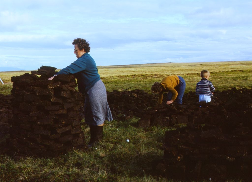 Haugnes, på torvhaugene. F.v; Borghild Mathisen, Astri Berglind og Geir ...