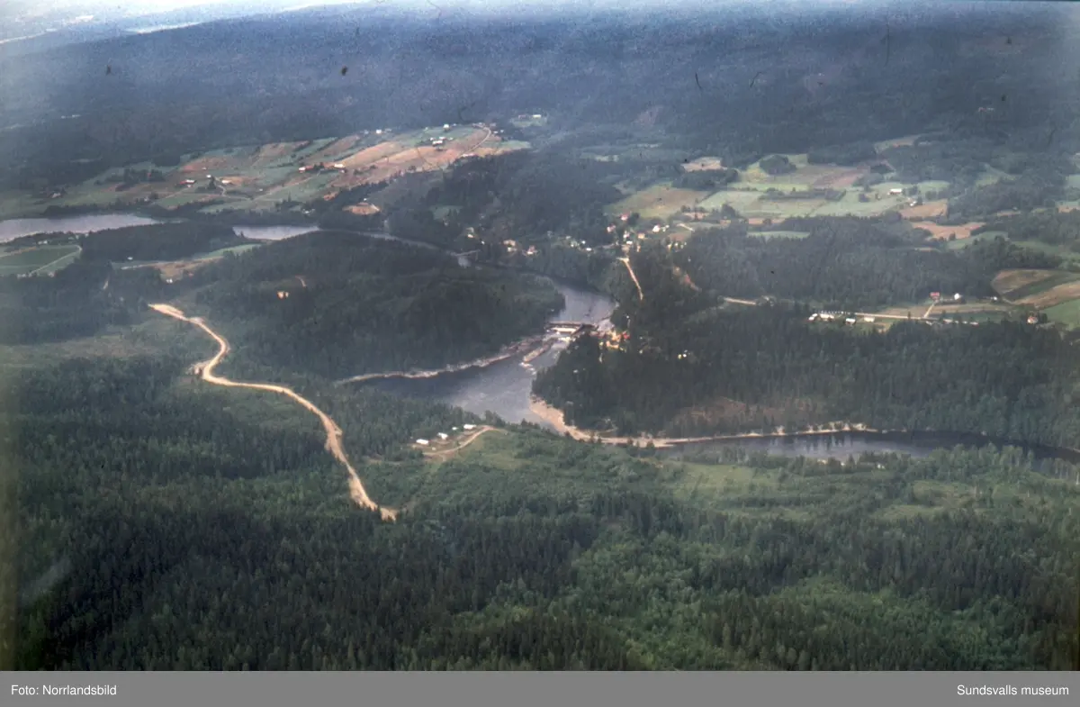 Flygfoton över landskapet längs med Ljungan nedströms Marmen. Viforsen ...